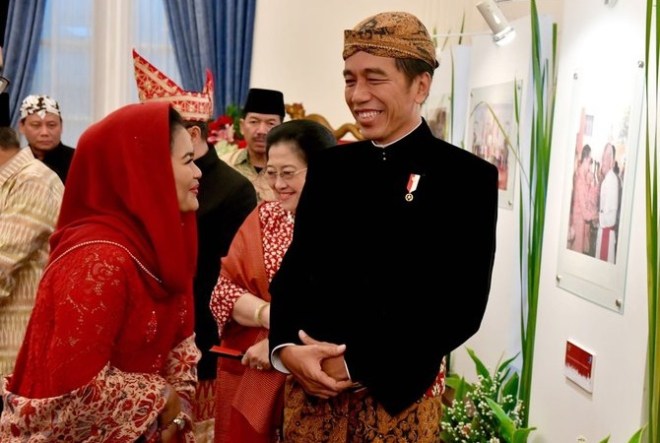 15x president Joko Widodo in traditionele kleding van Indonesië | In de ...